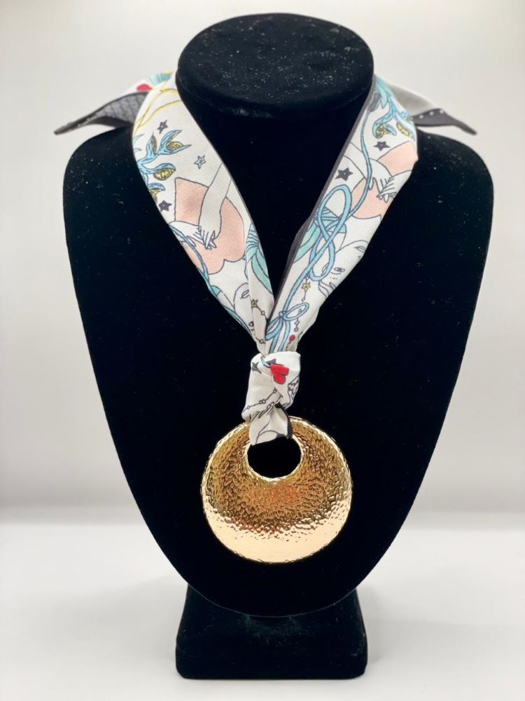 COLLAR CON PAÑUELO Y DIJE METALICO – Pericentro Fashion